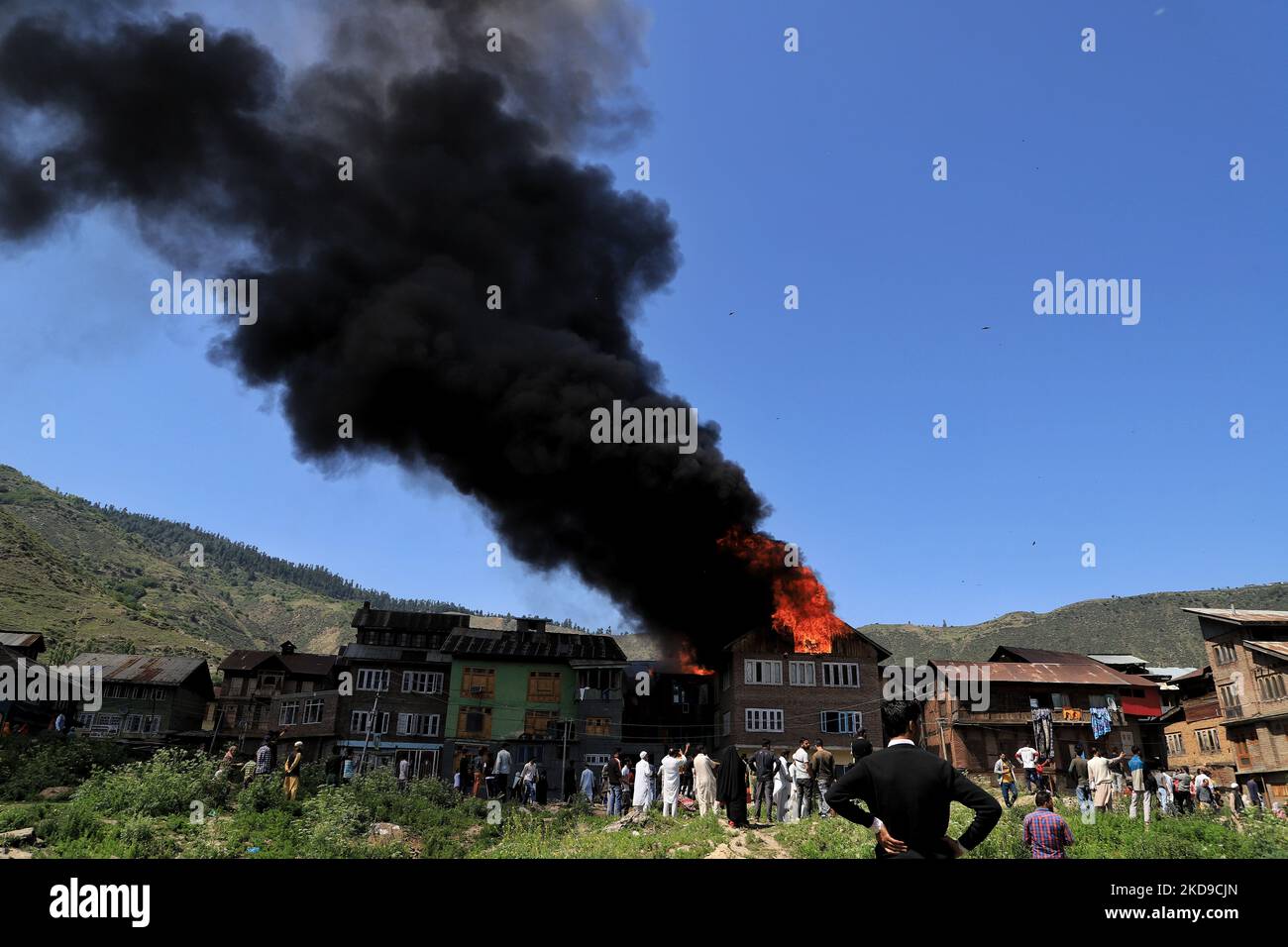People watch as several houses Gutted in Fire Incident in Baramulla ...