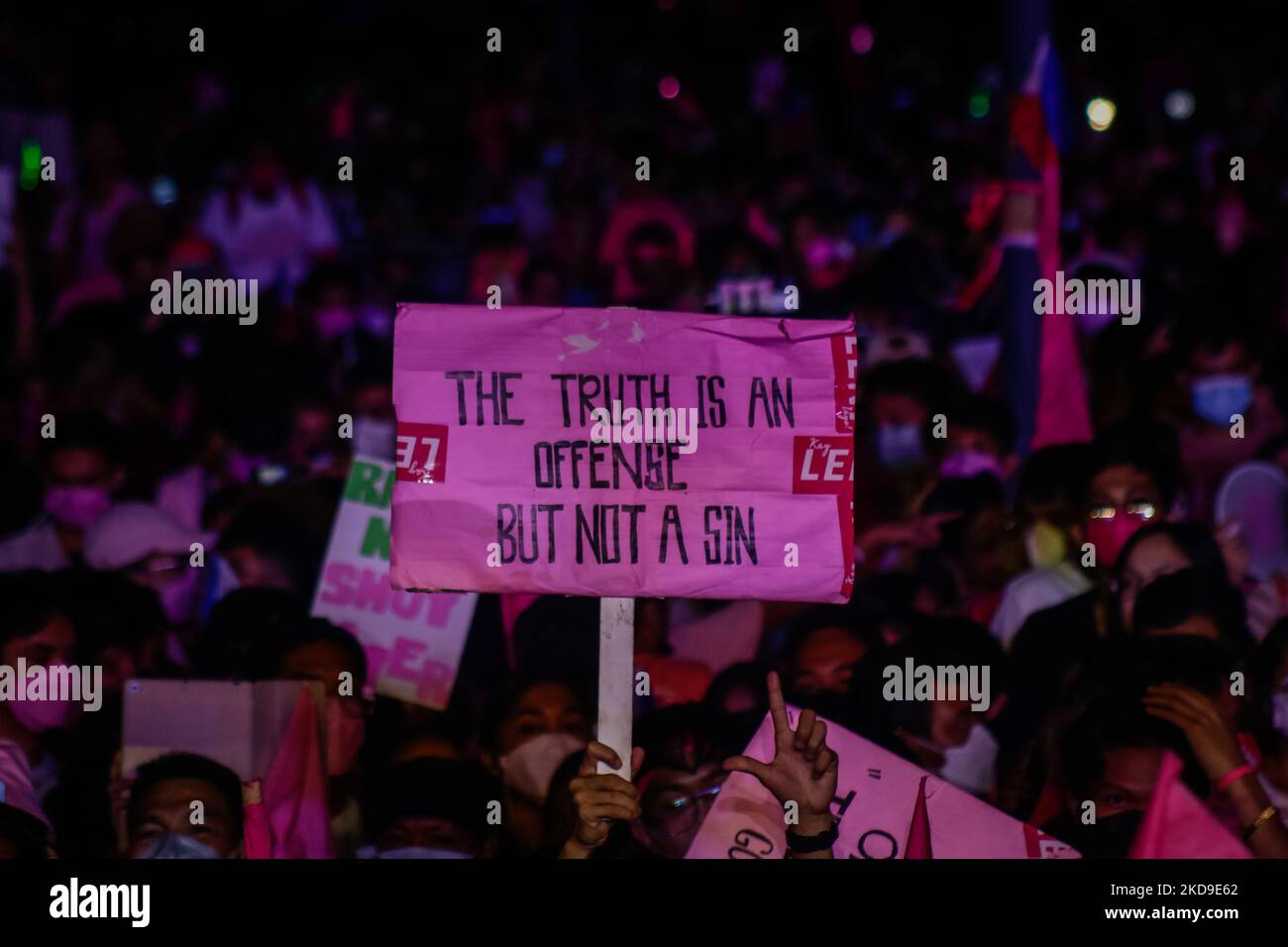 Supporters of presidential candidate Vice President Leni Robredo and ...