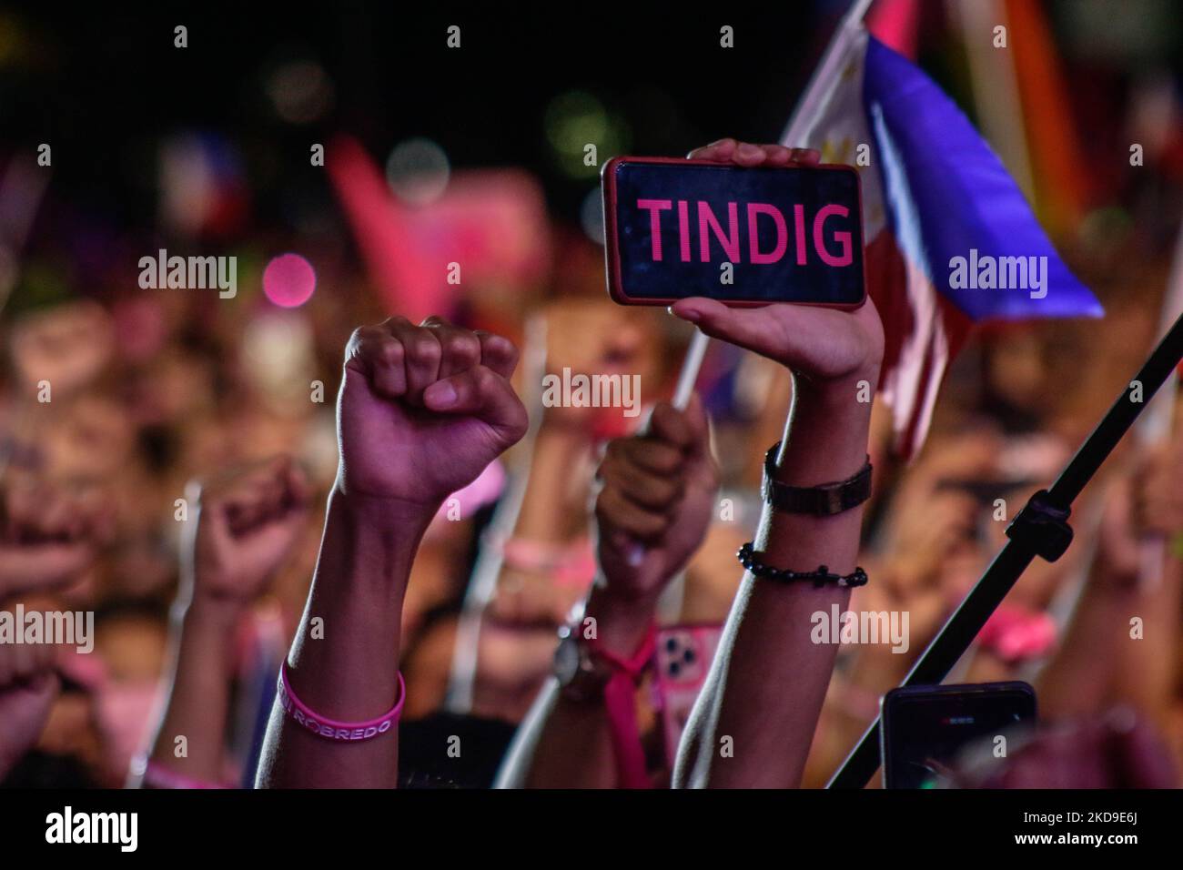 Supporters of presidential candidate Vice President Leni Robredo and ...