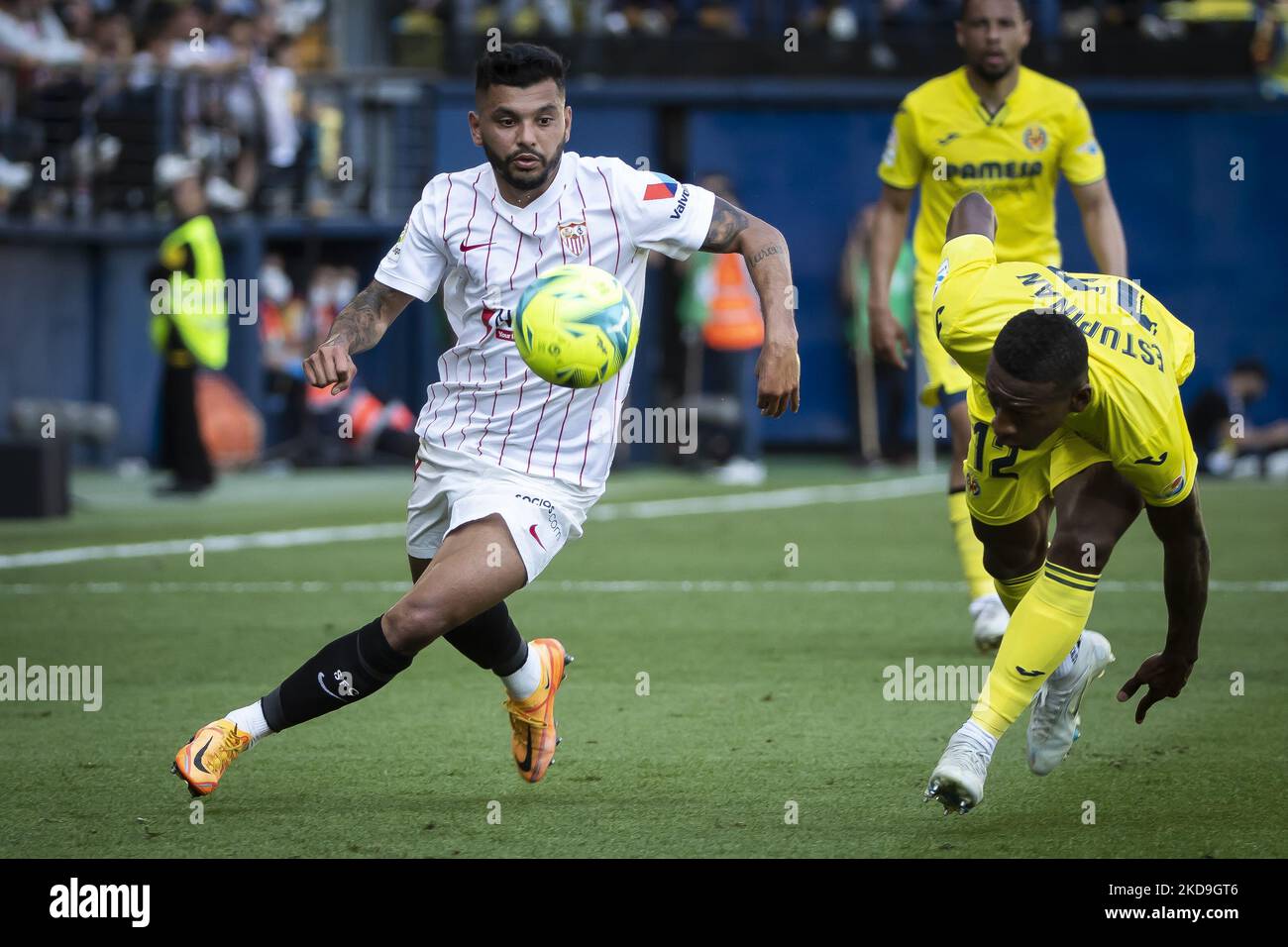 Jesus Manuel Corona, Tecatito of Sevilla FC (L) and Villarreal's Pervis ...