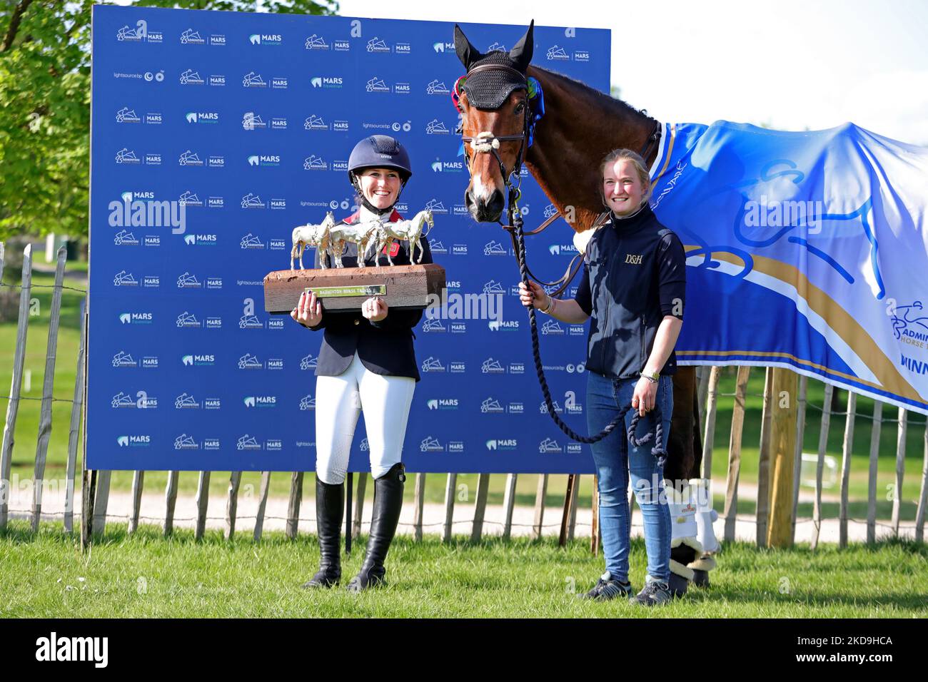 Laura Collett & London 52 celebrate with Tilly the groom after winning ...