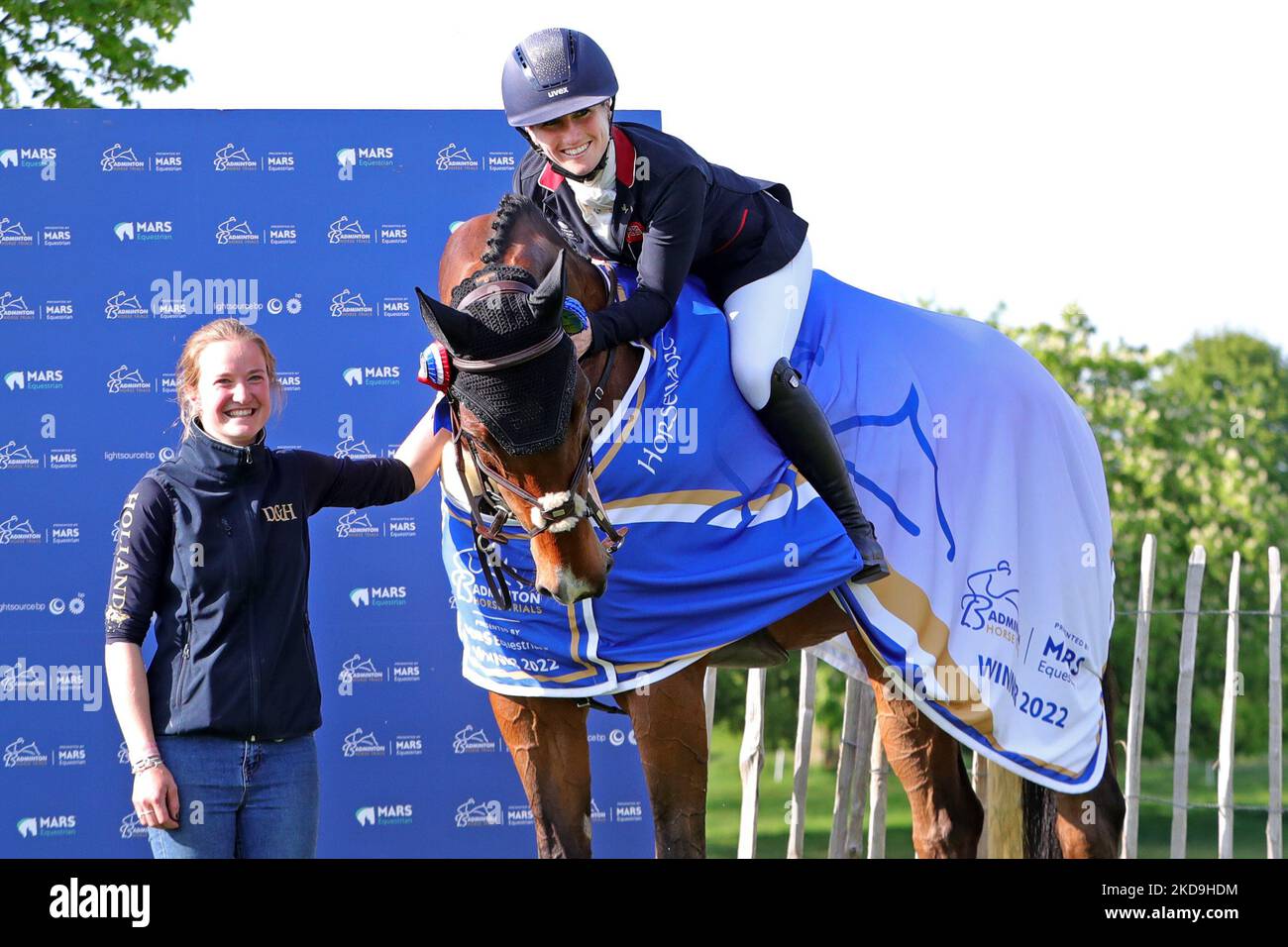 Laura Collett & London 52 celebrate with Tilly the groom after winning ...