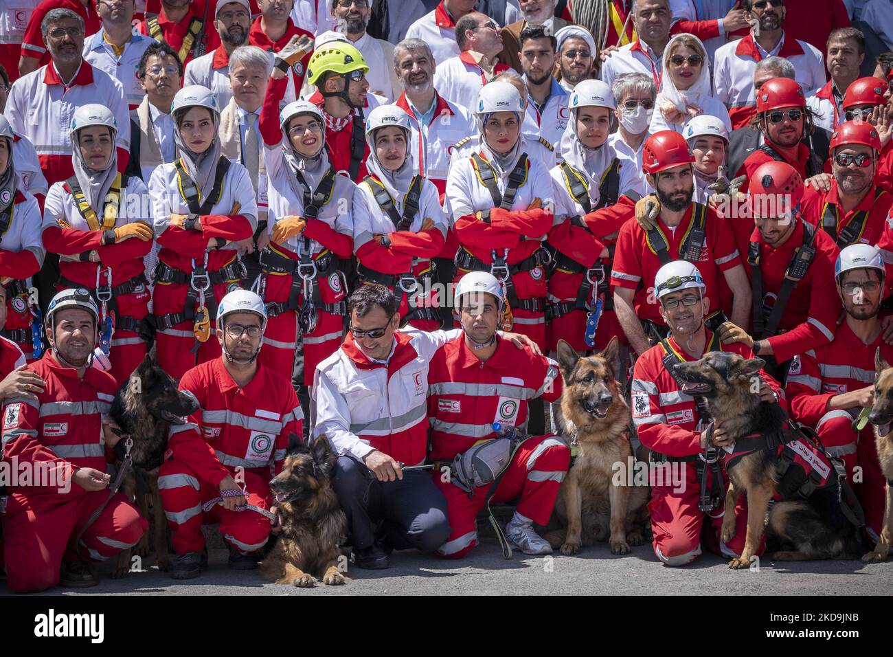 Members of the Iranian Red Crescent Society and search and rescue dogs ...