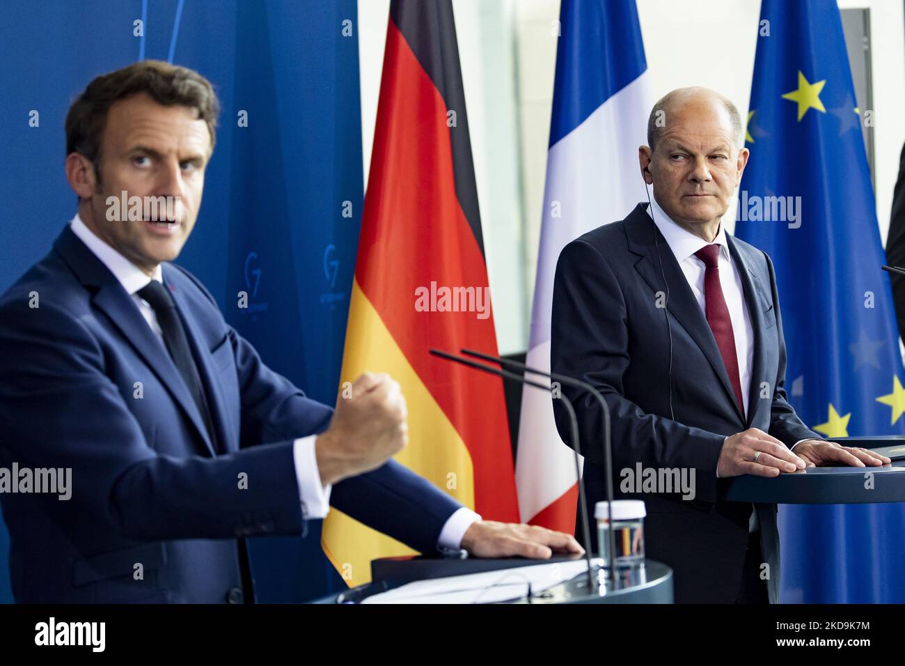 French President Emmanuel Macron (L) and German Chancellor Olaf Scholz ...