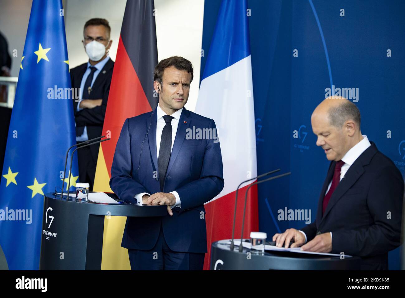 French President Emmanuel Macron (L) and German Chancellor Olaf Scholz ...