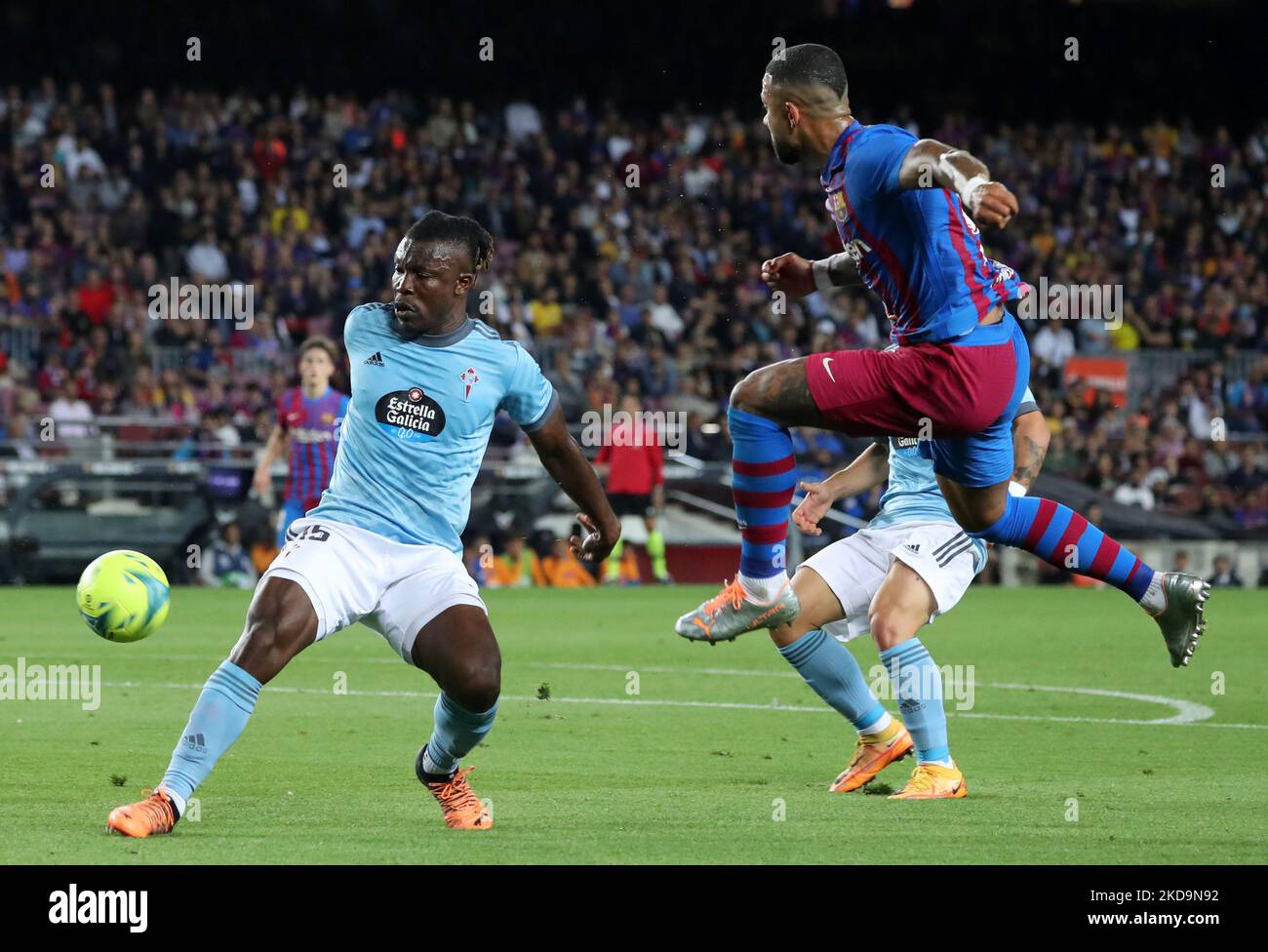 Joseph Aidoo and Memphis Depay during the match between FC Barcelona ...