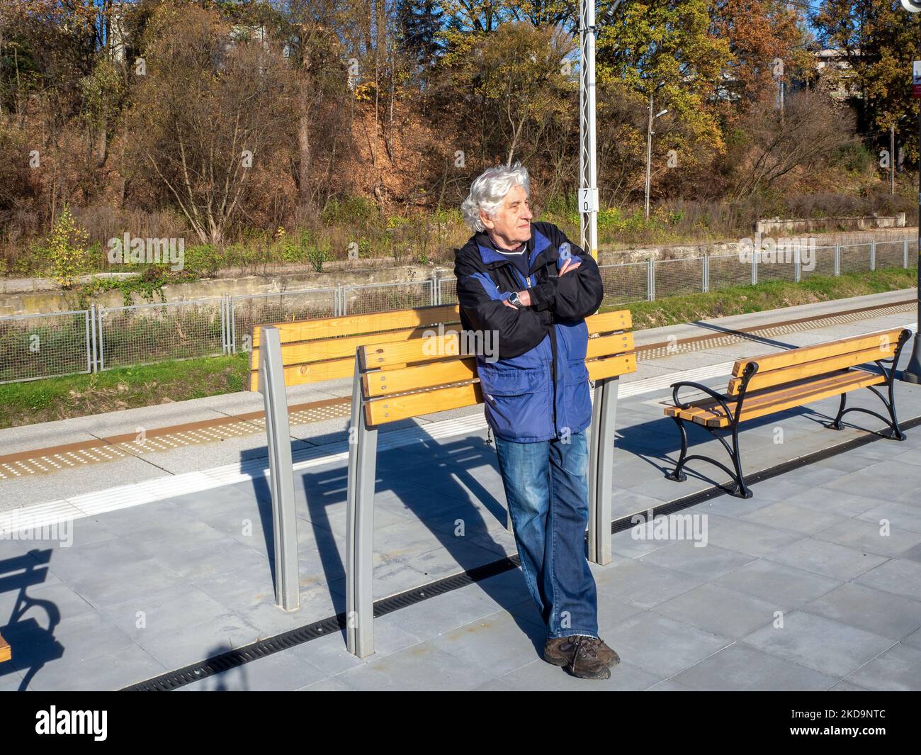 Modern public bench hi-res stock photography and images - Alamy