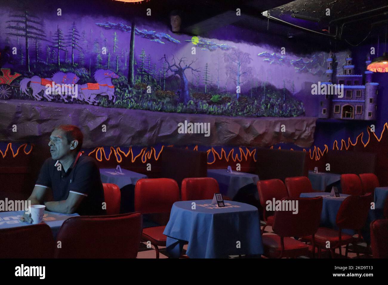 Cabaret table hi-res stock photography and images - Alamy