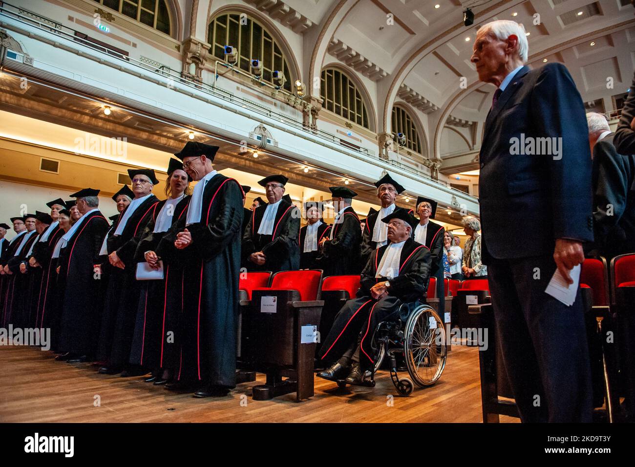 People are watching the Rector Magnificus taking place before the ...