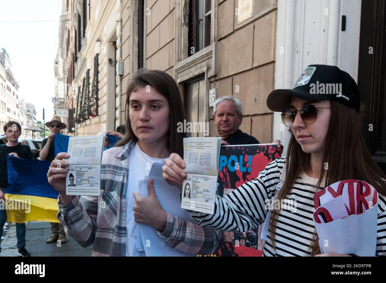 The wife and sister of a soldier from the Azov battalion handed over a ...