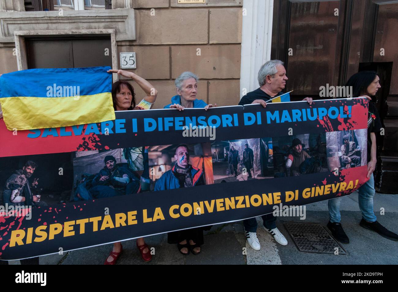 The wife and sister of a soldier from the Azov battalion handed over a ...