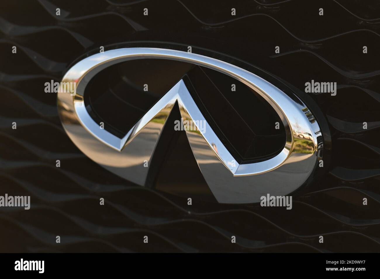 Car infiniti logo hi-res stock photography and images - Alamy