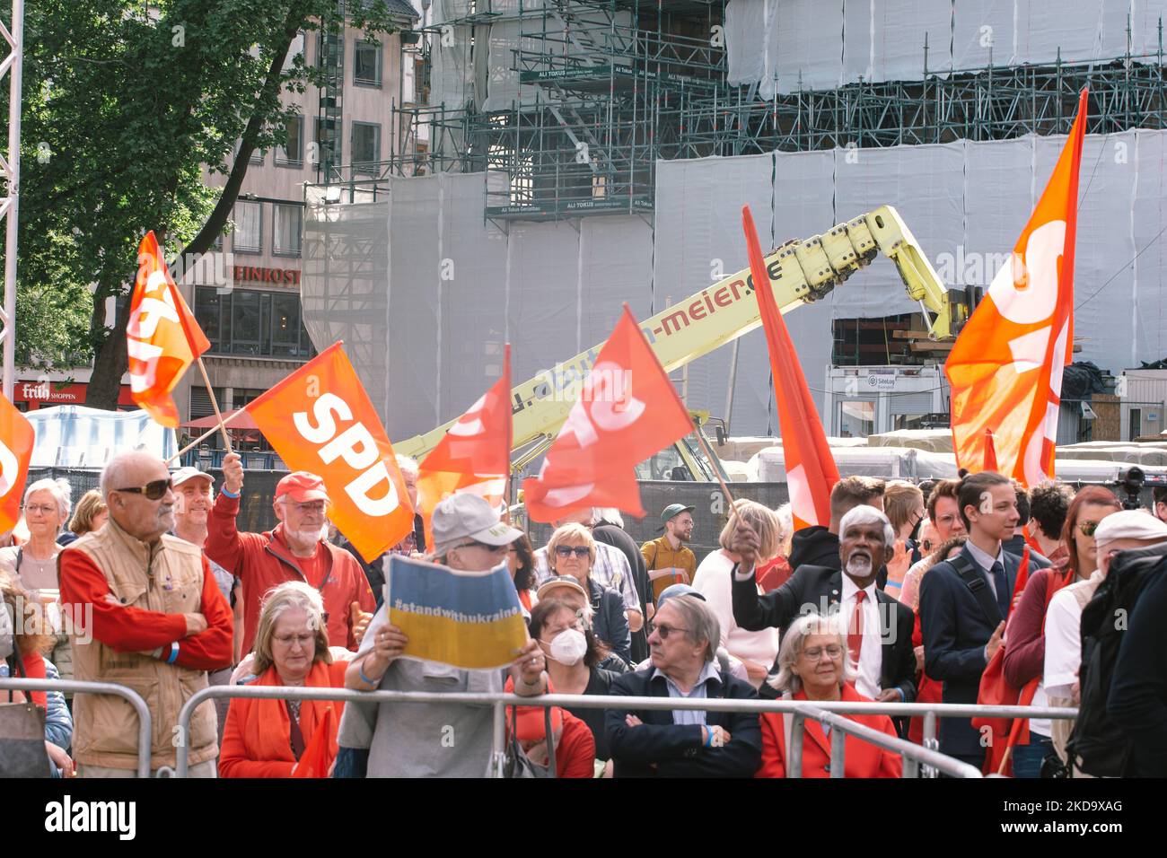SPD supporters are seen waving the SPD flags at Roncalliplatz in ...