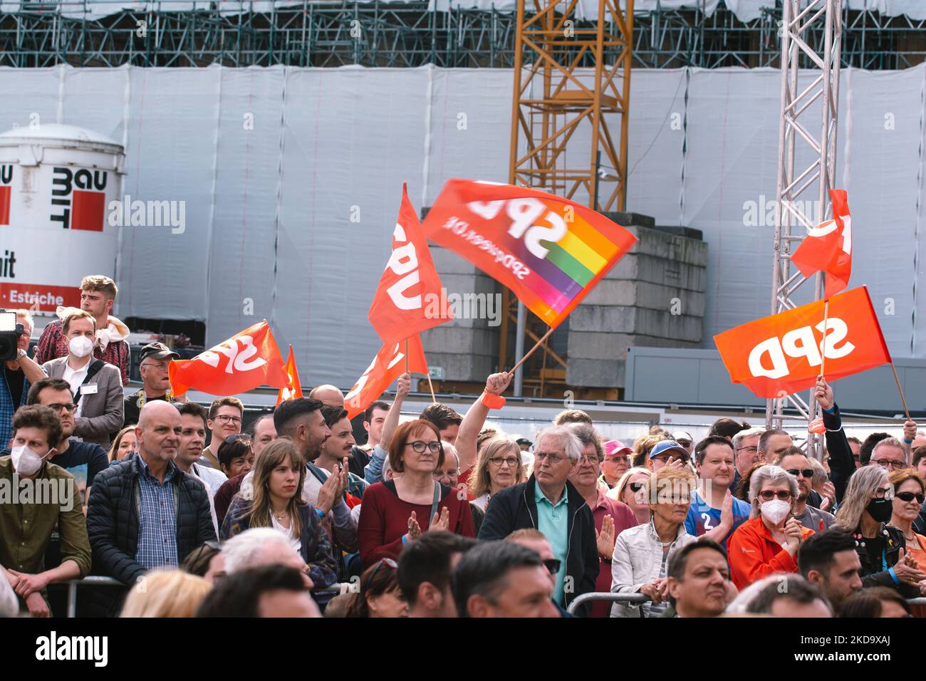 SPD supporters are seen waving the SPD flags at Roncalliplatz in ...