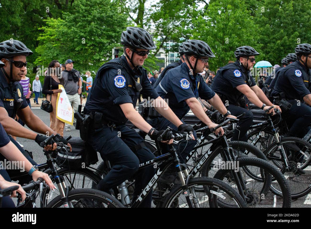 Line of protestors march on washington hi-res stock photography and ...
