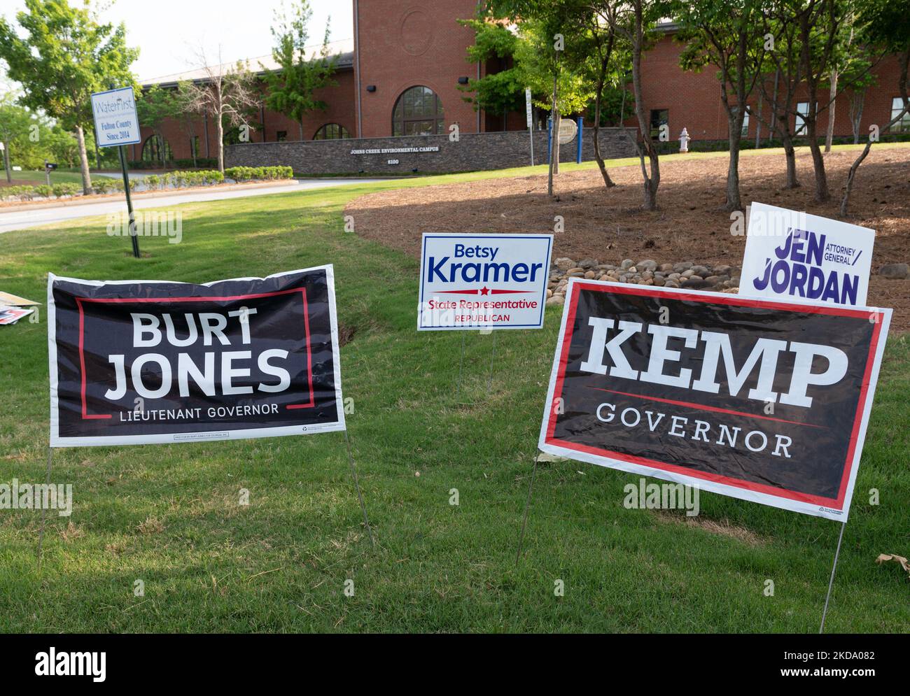 Early voting is on-going throughout Georgia and the signs around the ...