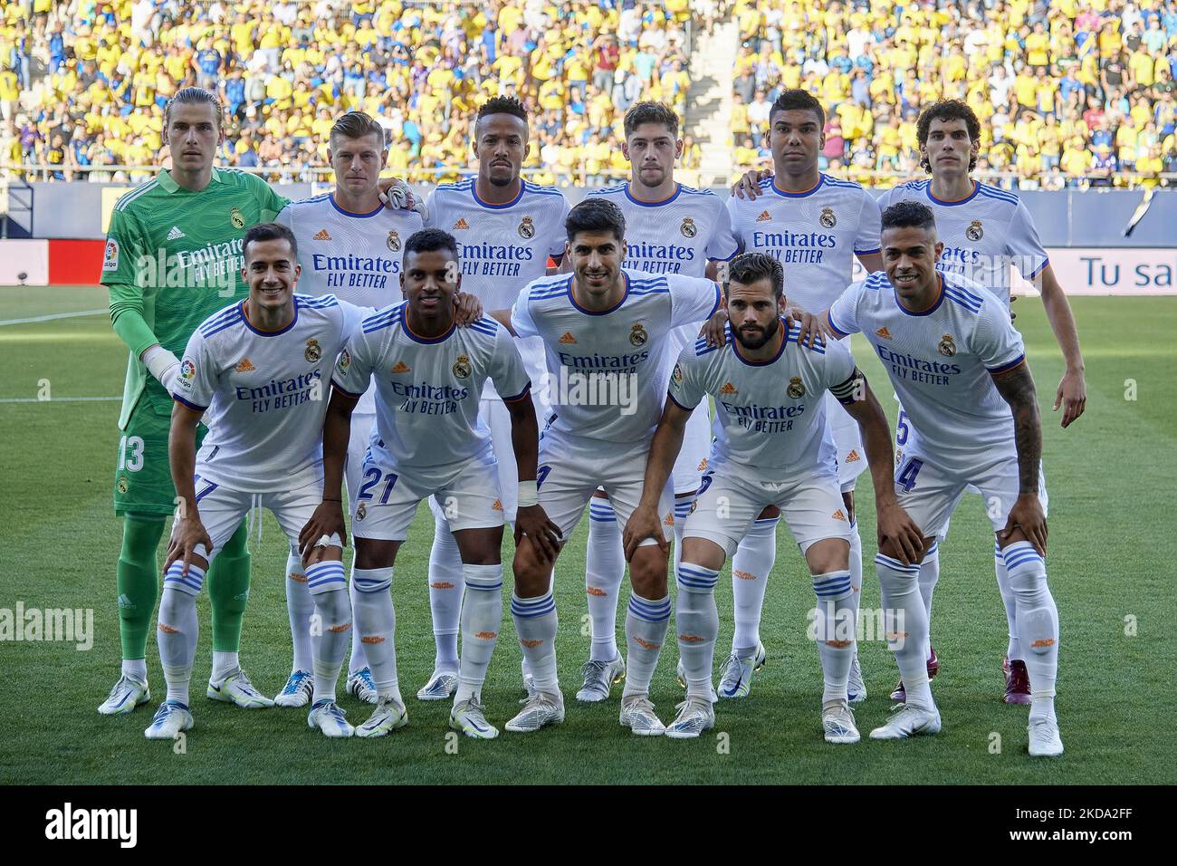 Real Madrid line up (R-L) Andriy Lunin, Toni Kroos, Eder Militao ...