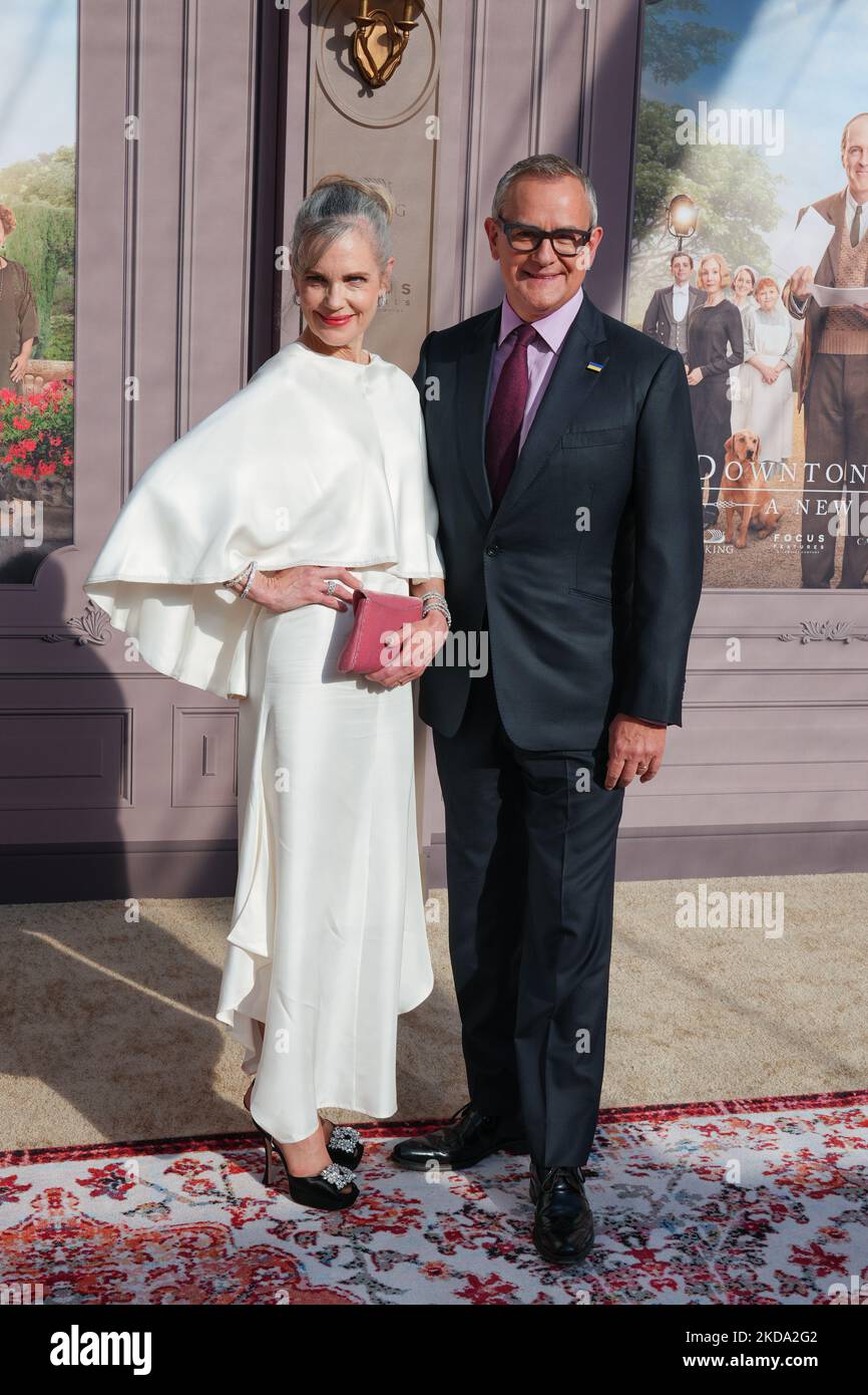 NEW YORK, NEW YORK - MAY 15: Elizabeth McGovern and Hugh Bonneville ...