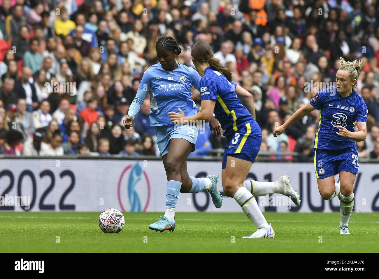 Khadija Shaw of Manchester City battles for possession with Aniek ...