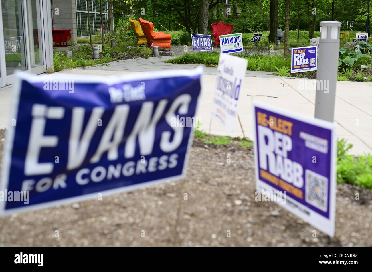 Primary elections campaign sings hi-res stock photography and images ...