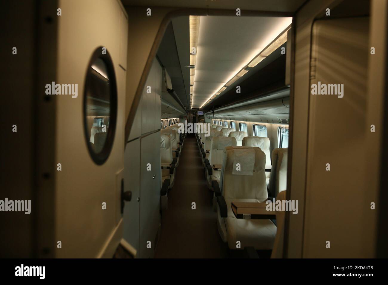 White arrow superfast train hi-res stock photography and images - Alamy