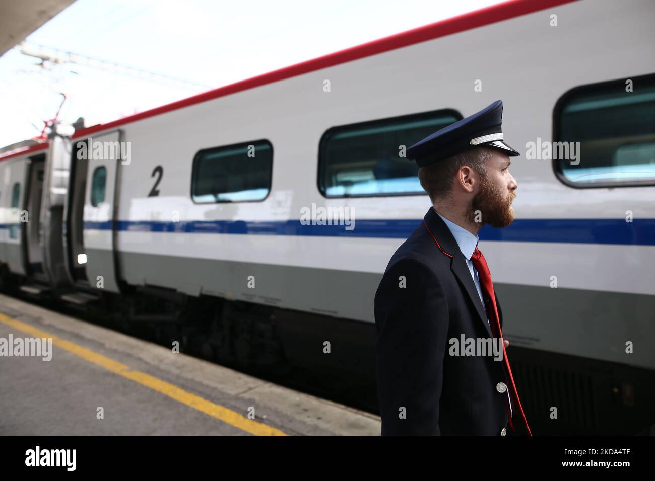 White arrow superfast train hi-res stock photography and images - Alamy
