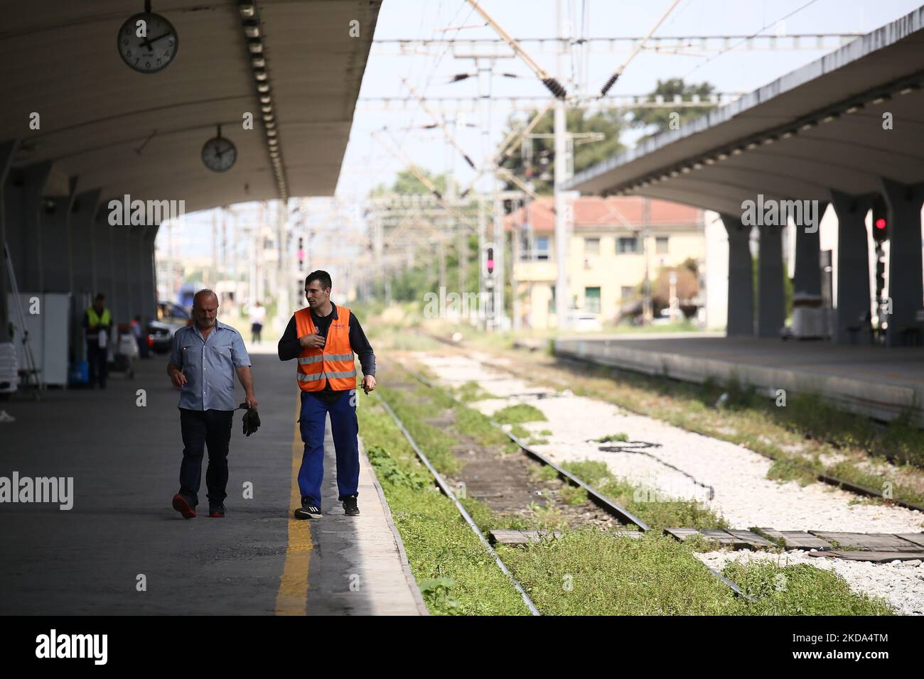 White arrow superfast train hi-res stock photography and images - Alamy