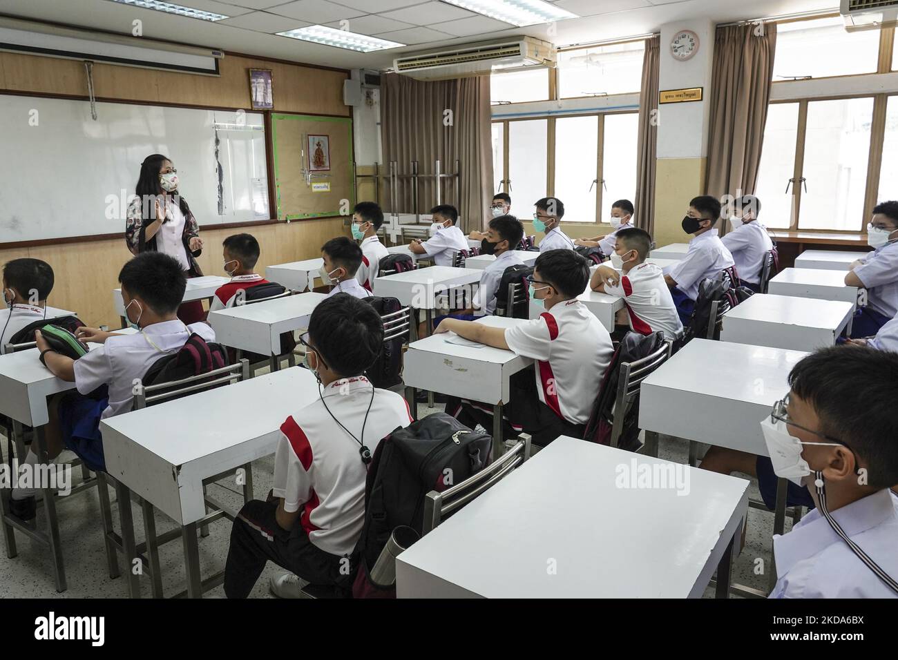 Students wearing face masks and maintain social distance as they attend ...