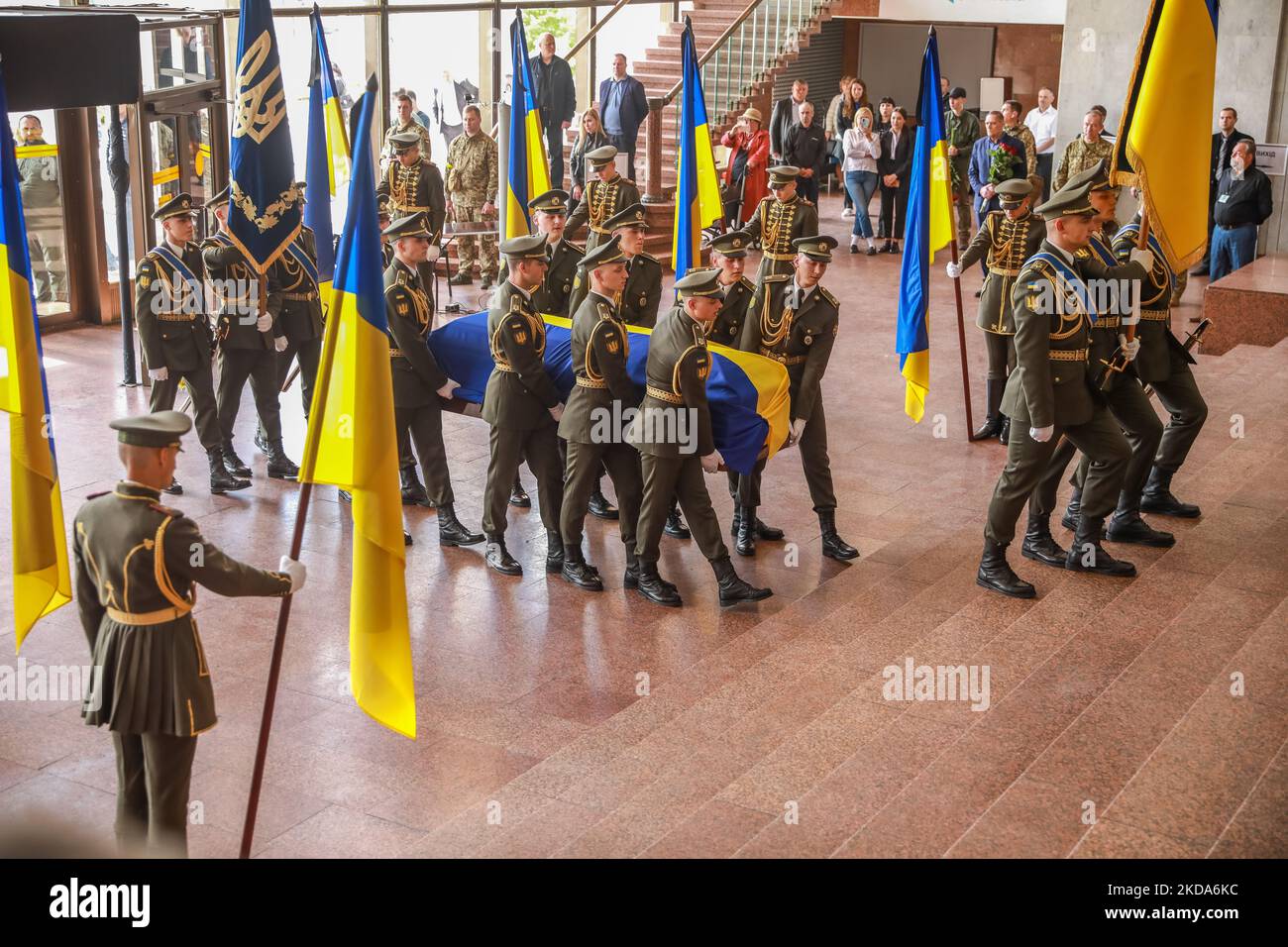 The militaries enters a coffin with the body of the first President of ...