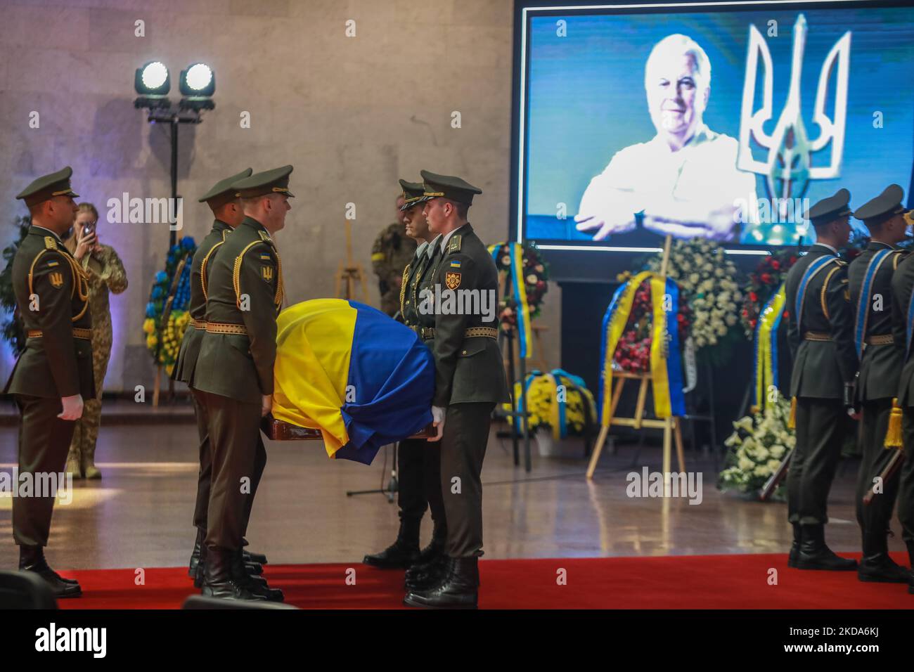 The militaries enters a coffin with the body of the first President of ...