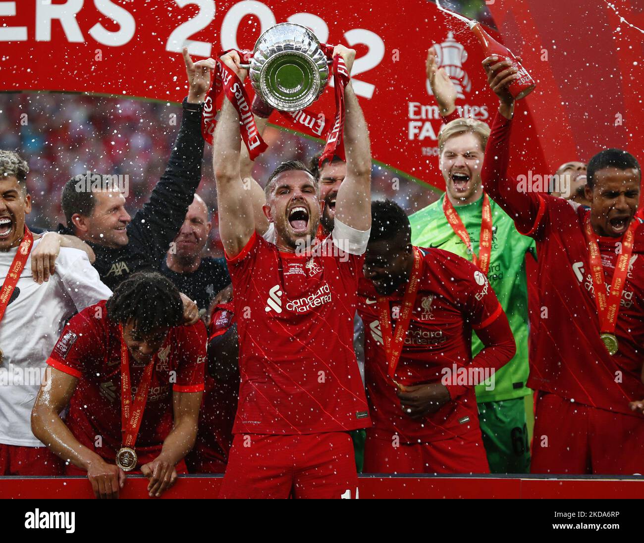 LI14 lift Trophyduring FA Cup Final between Chelsea and Liverpool at ...