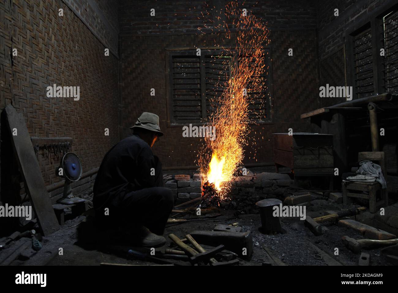 Ki Empu Sungkowo Hrumbrodjo (68), the 17th decendat of a keris maker ...