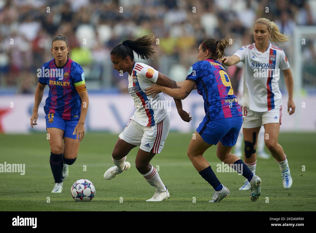 Delphine Cascarino of Olympique Lyonnais and Mariona Caldentey of ...