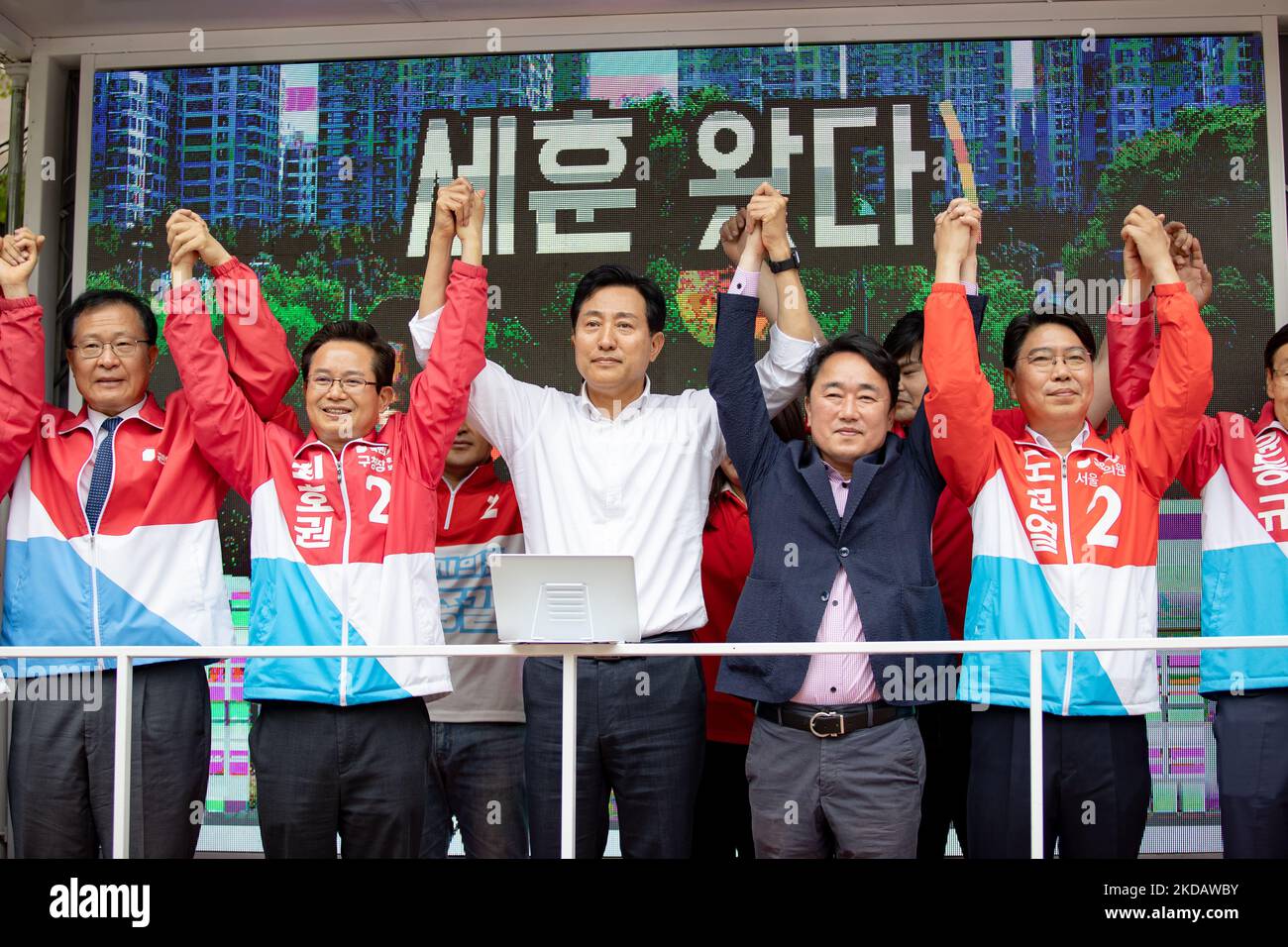 The current mayor of Seoul, Oh Se-hoon, campaigning for the mayor of ...