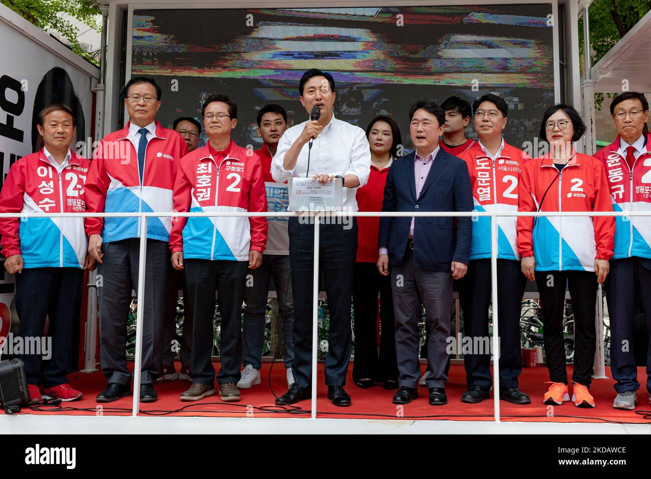 The current mayor of Seoul, Oh Se-hoon, campaigning for the mayor of ...