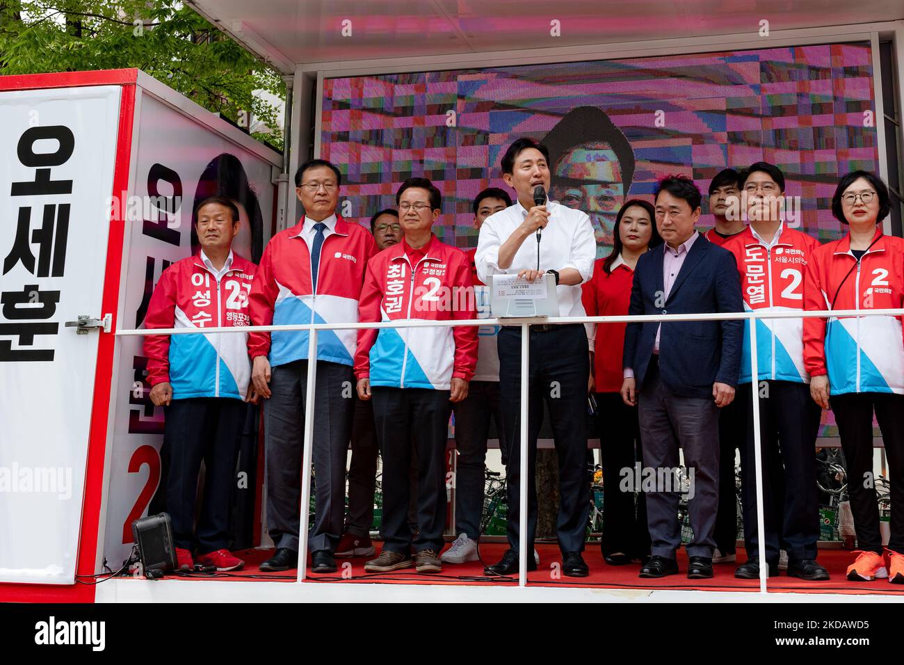 The current mayor of Seoul, Oh Se-hoon, campaigning for the mayor of ...