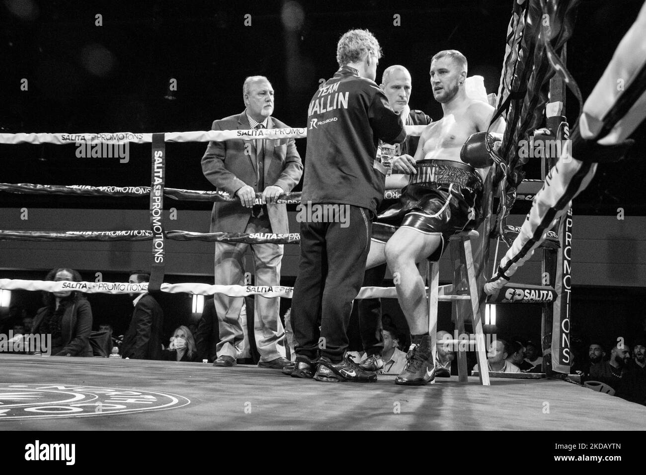 Otto Wallin takes to his corner in between rounds. Otto Wallin (24-1 ...