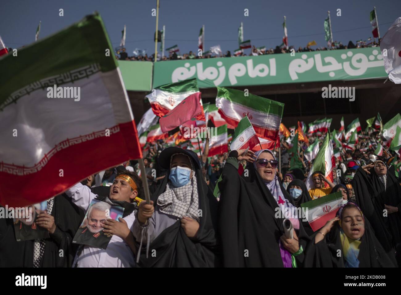 Supporters of Iran’s Supreme Leader Ayatollah Ali Khamenei wave Iranian ...