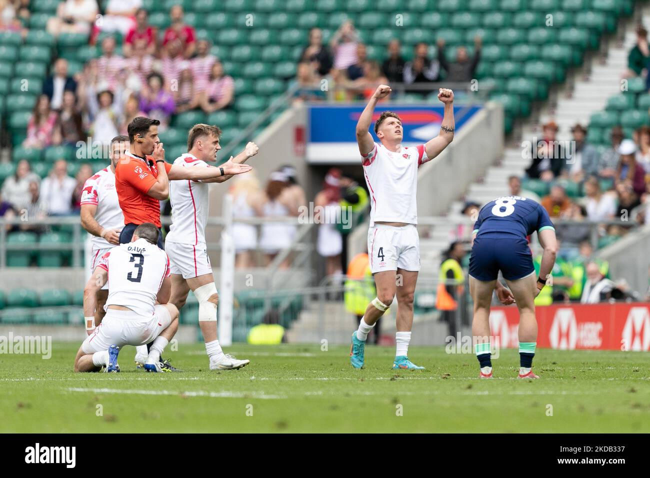 Players of England celebrates after their victory during the HSBC World ...
