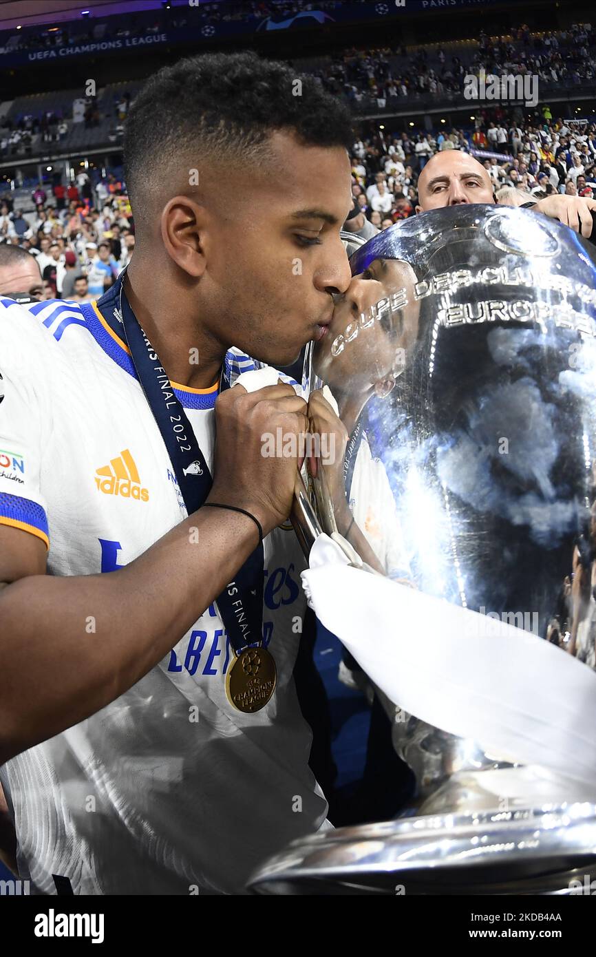 Rodrygo of Real Madrid kiss the trophy after the UEFA Champions League ...