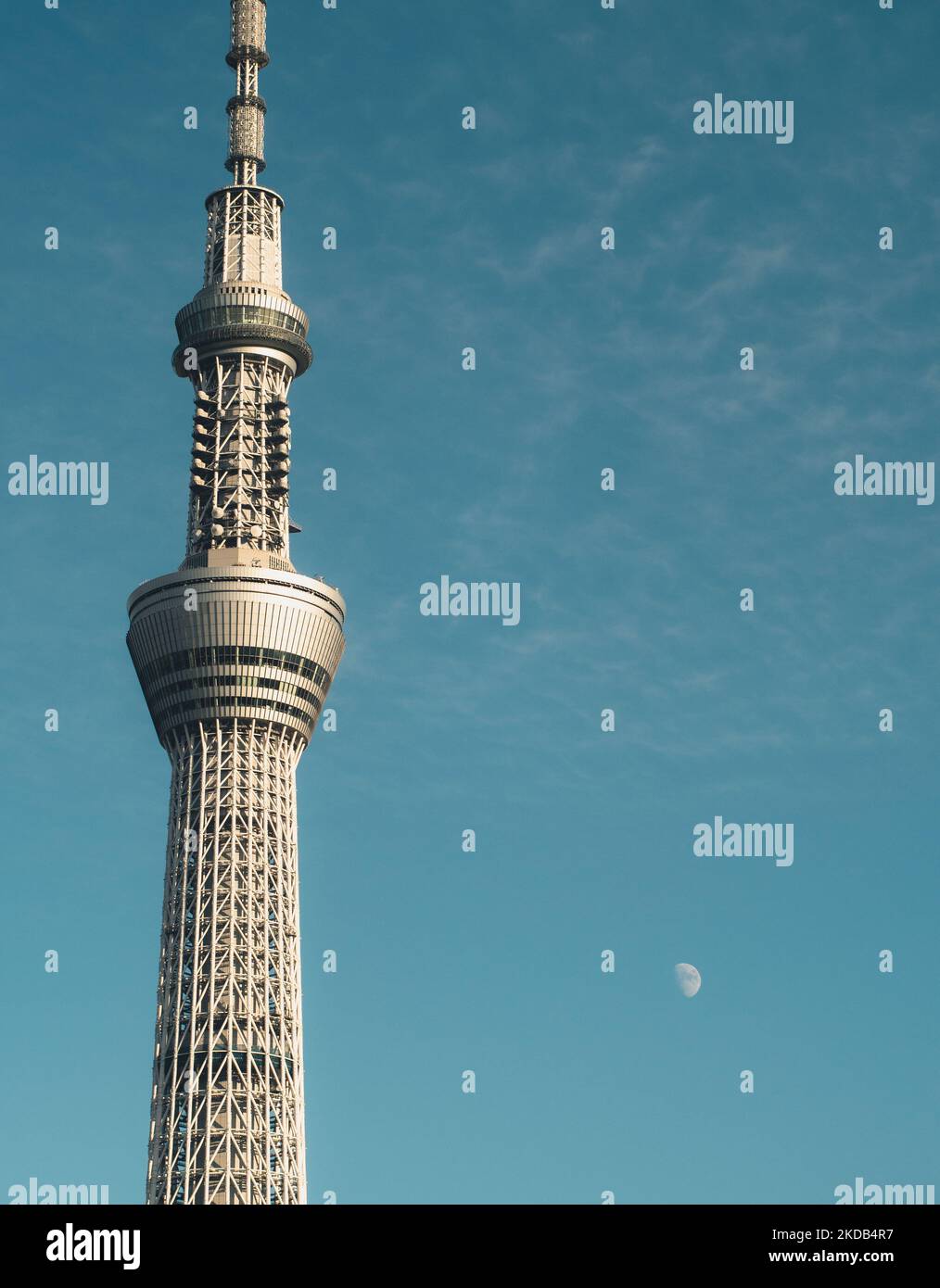 The Tokyo Sky Tree tower in Tokyo, Japan against a blue sky Stock Photo ...