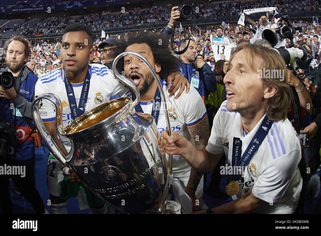 Rodrygo, Marcelo, Luka Modric of Real Madrid lifts the trophy after ...