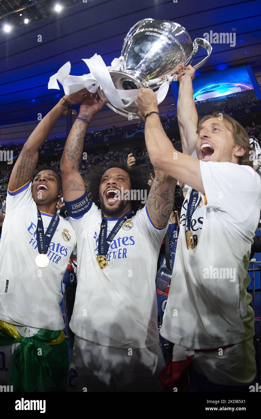Rodrygo, Marcelo, Luka Modric of Real Madrid lifts the trophy after ...