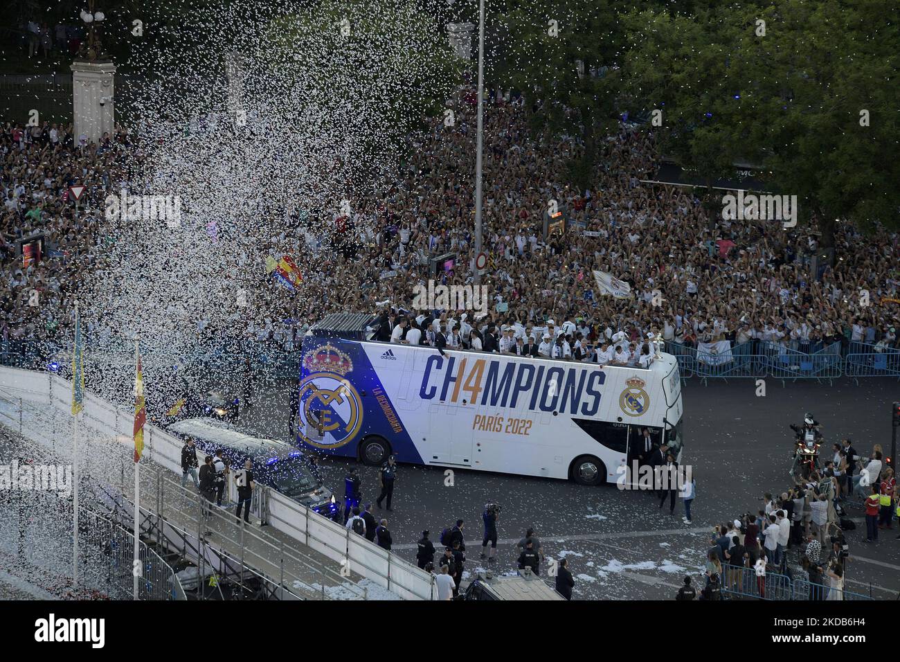 Real Madrid fans celebrate the 14th Champions League in Cibeles in ...