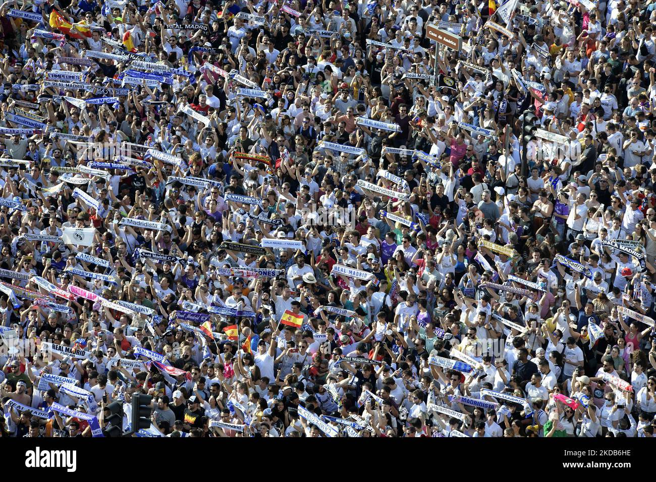 Real Madrid fans celebrate the 14th Champions League in Cibeles in ...