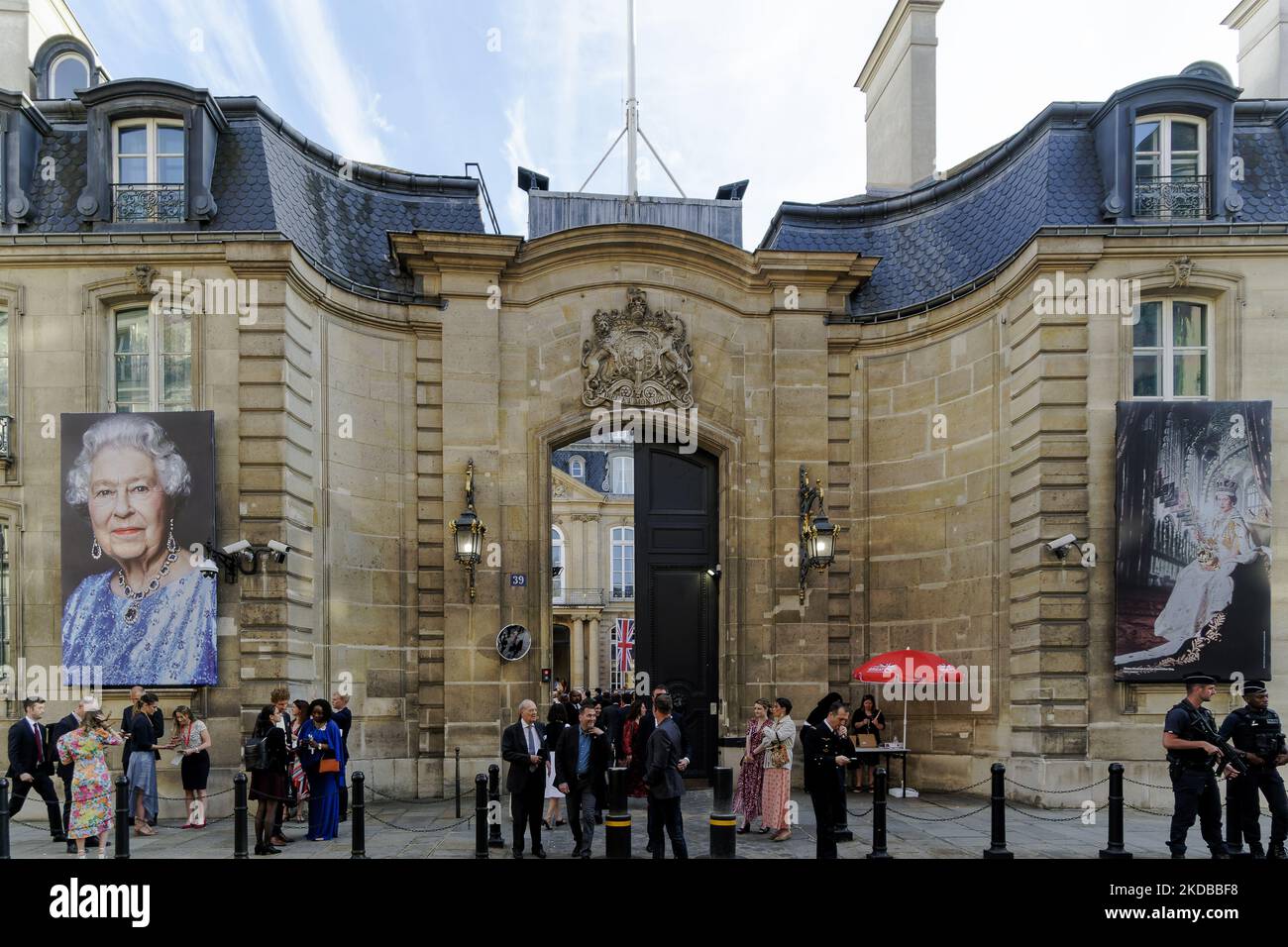 Jubilee Queen Elisabeth II at British Embassy in Paris - June 1, 2022 ...