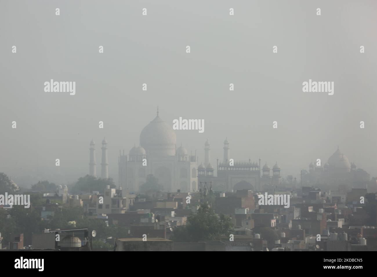 Taj mahal shrouded in pollution hi-res stock photography and images - Alamy