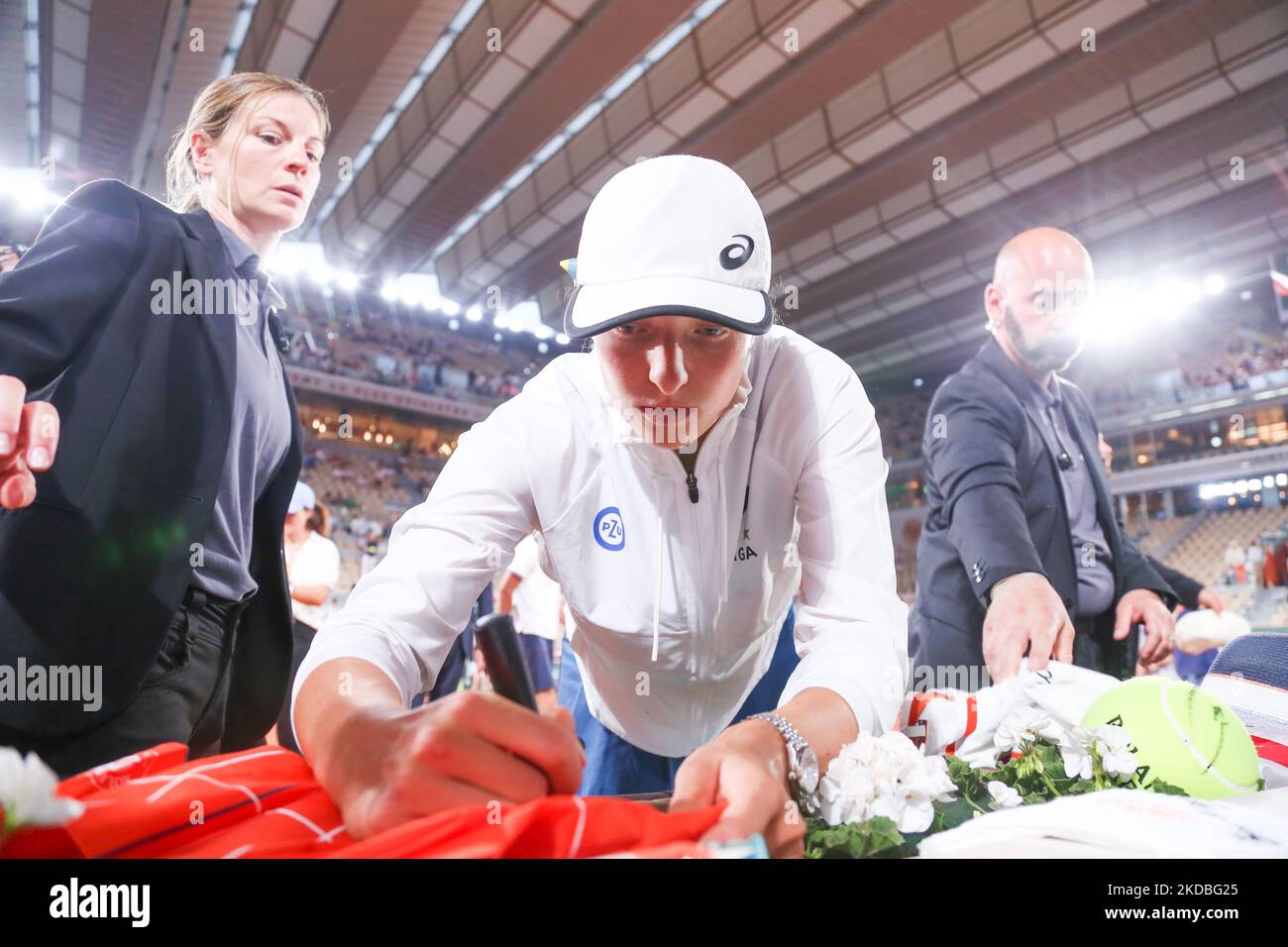 Signing autographes hi-res stock photography and images - Alamy