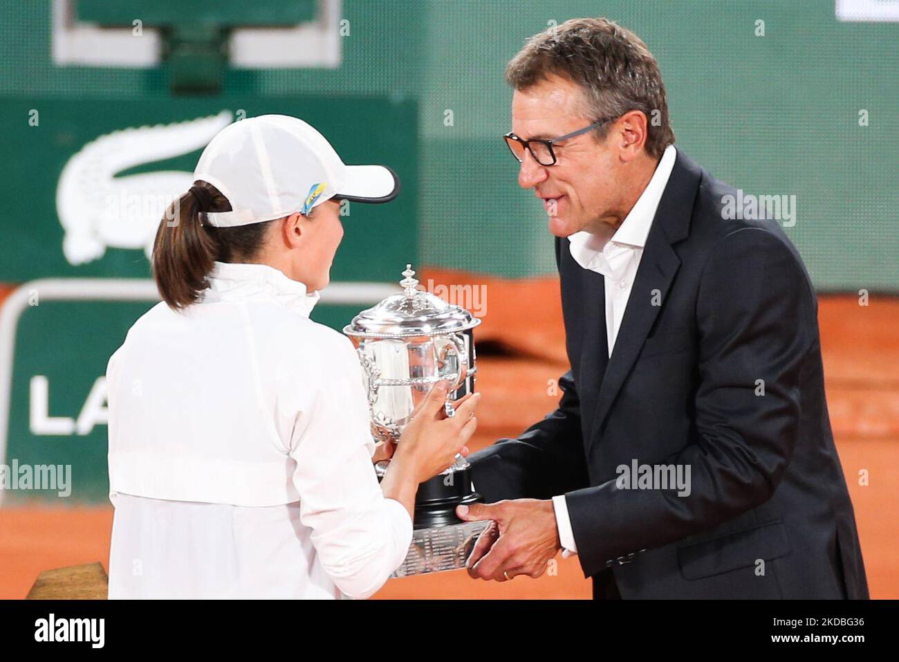 Iga swiatek 2022 french open trophy hi-res stock photography and images ...