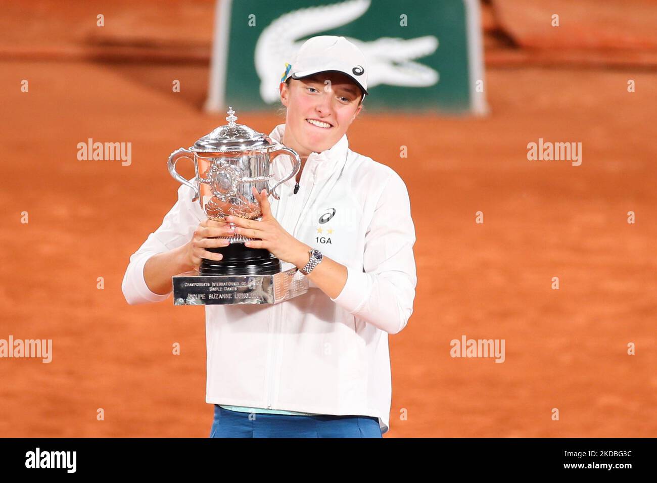 Iga Swiatek posing for photos with the trophy of Roland Garros after ...